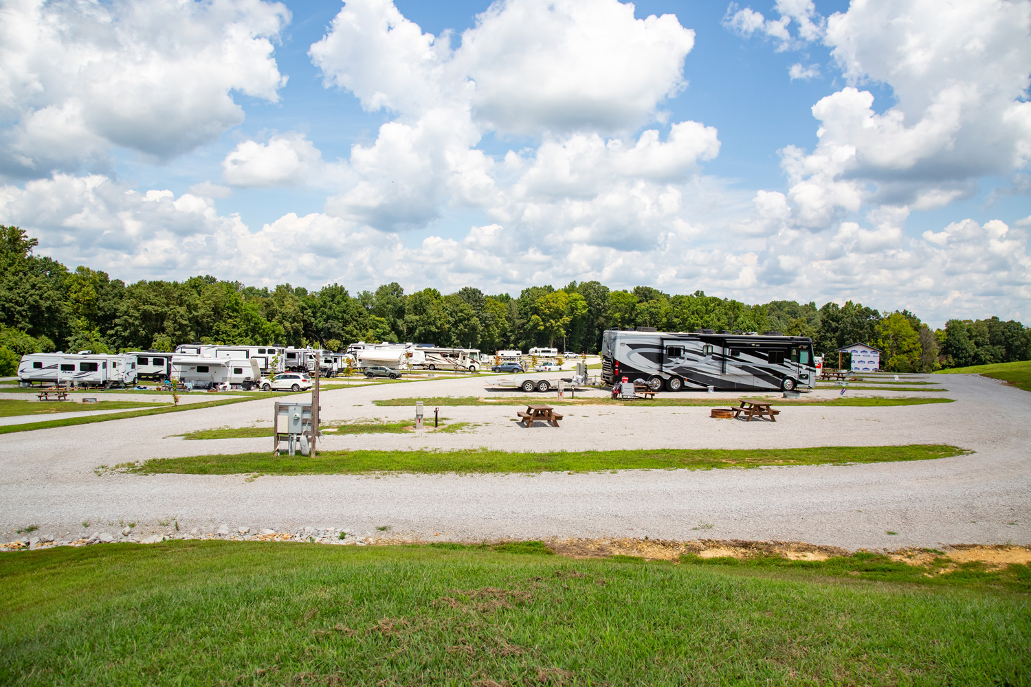 Standard Pull-Thru 50/30/20A FHU - Streamside RV Resorts & Campground